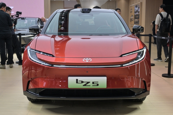 Toyota chính thức ra mắt mẫu SUV điện đẹp long lanh giá 414 triệu đồng: Dân tình đổ xô mua vì quá rẻ